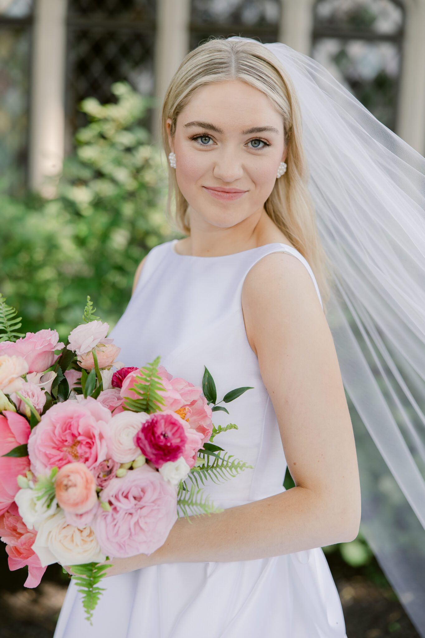How to Pose with Your Wedding Bouquet for Stunning Photos - Floral V ...
